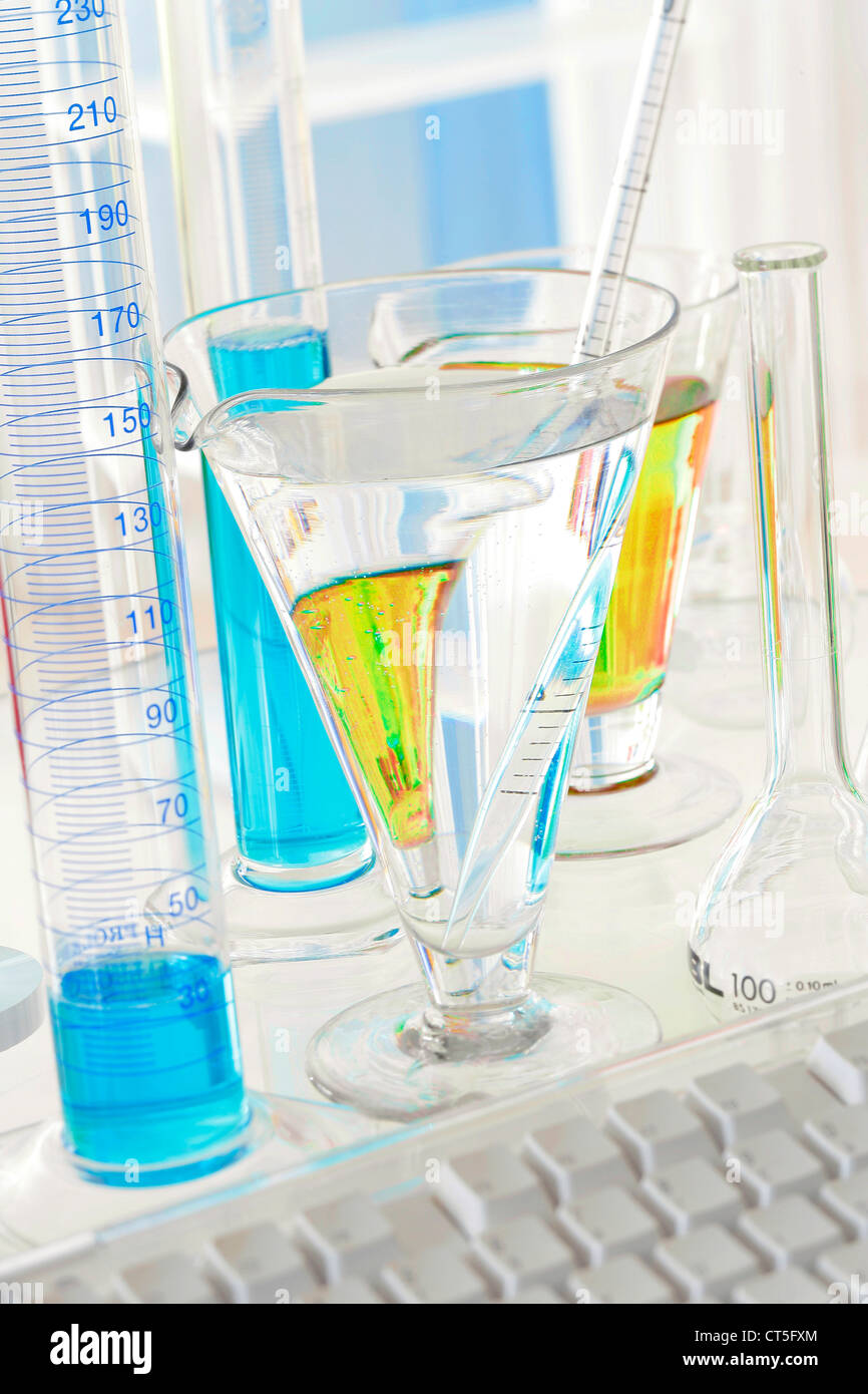Chemistry lab apparatus hi-res stock photography and images - Alamy