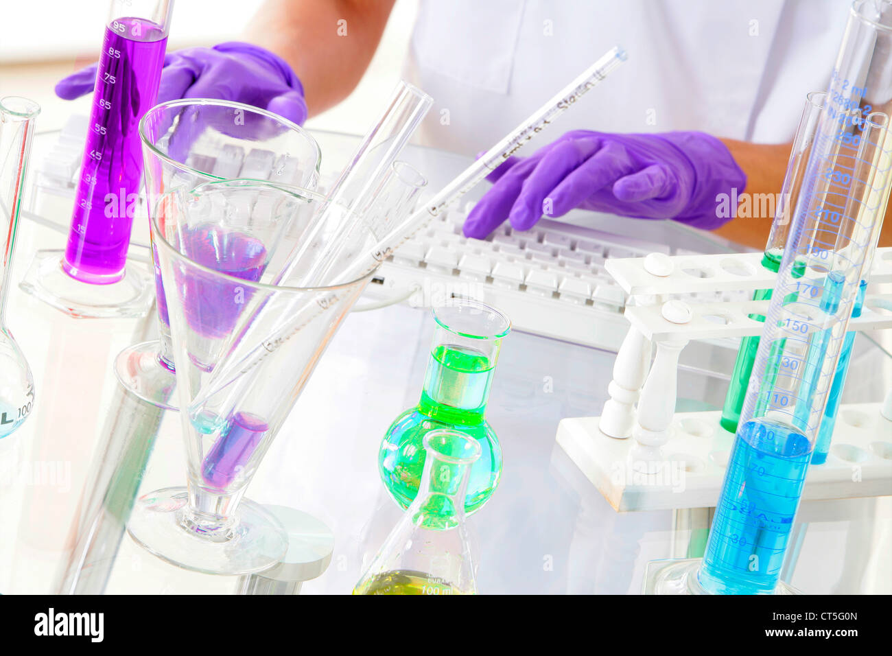 Chemistry laboratories hi-res stock photography and images - Alamy