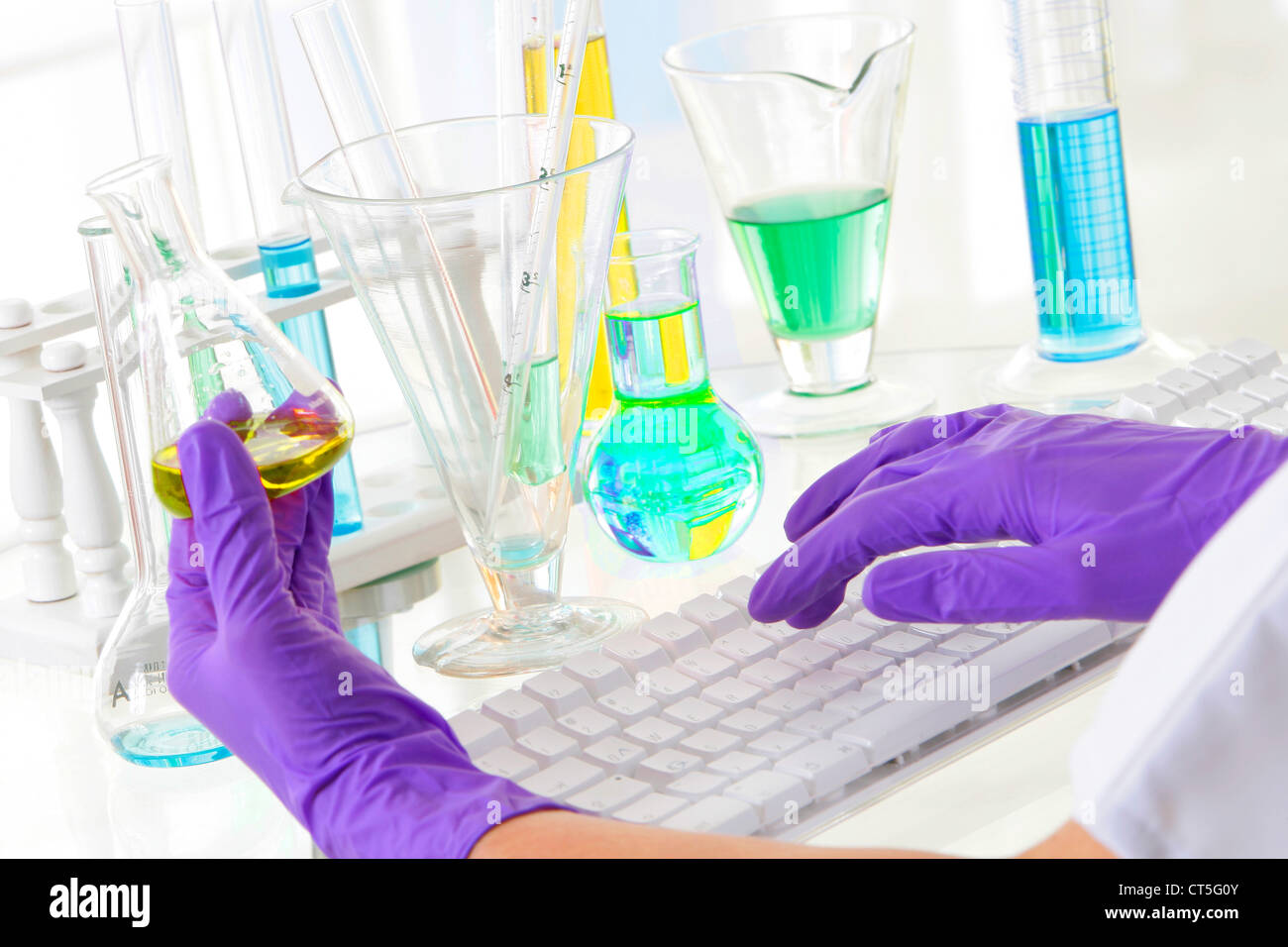 Chemistry laboratories hi-res stock photography and images - Alamy