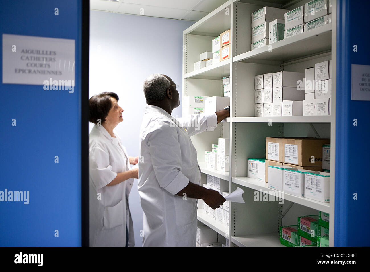 Pharmacy staff hi-res stock photography and images - Alamy