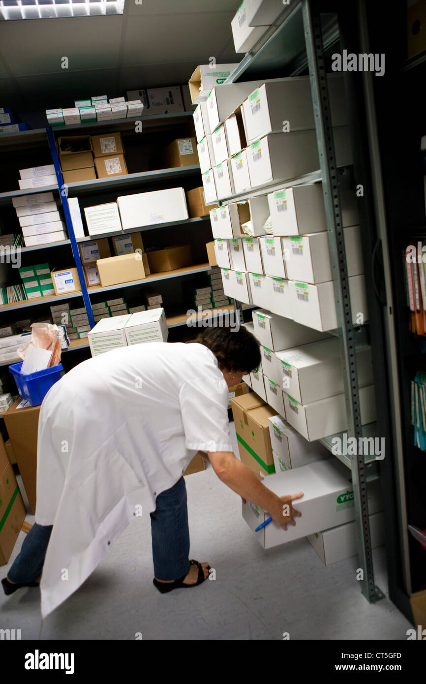 Pharmacy staff hi-res stock photography and images - Alamy