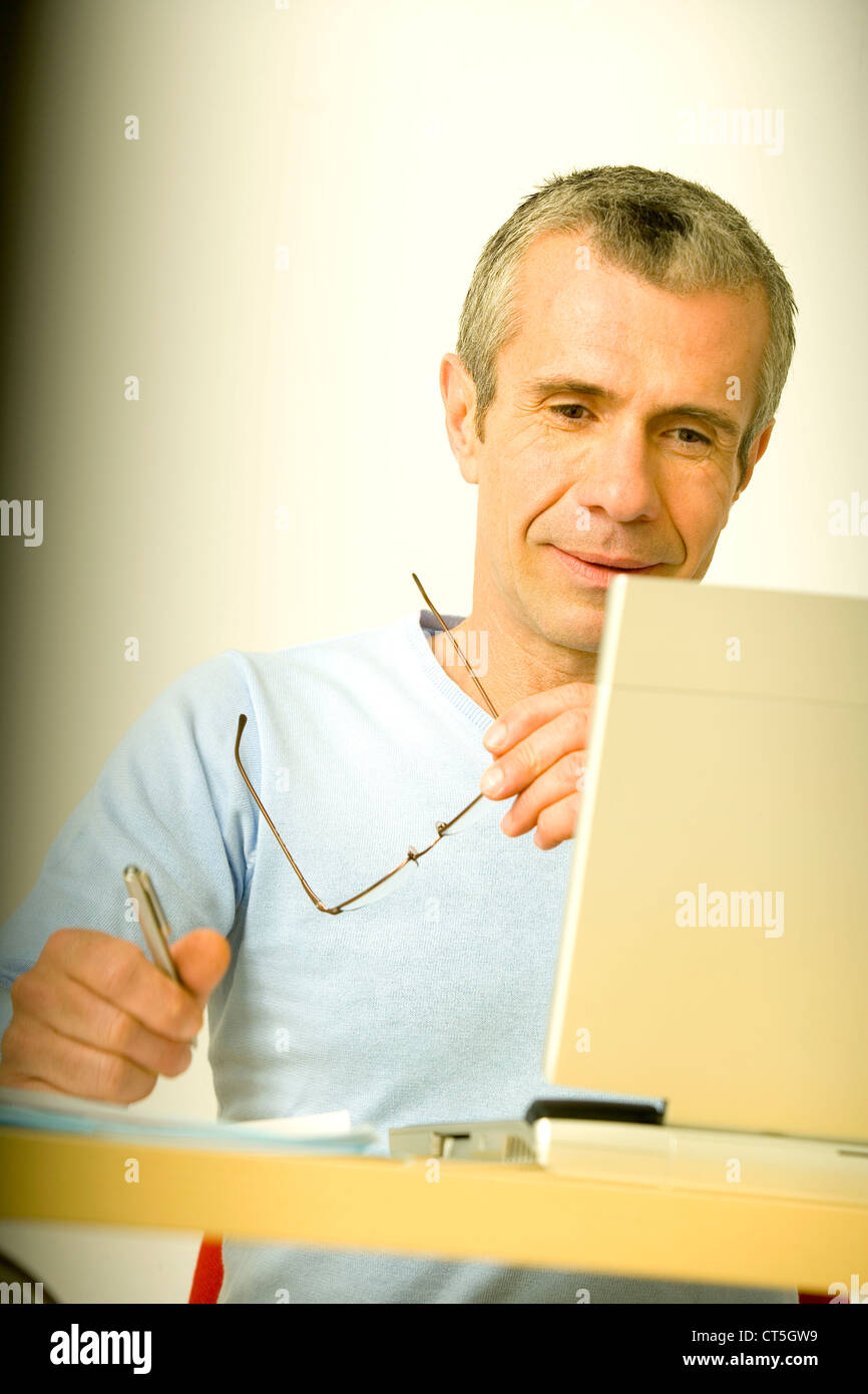 MAN FILLING OUT FORMS Stock Photo - Alamy