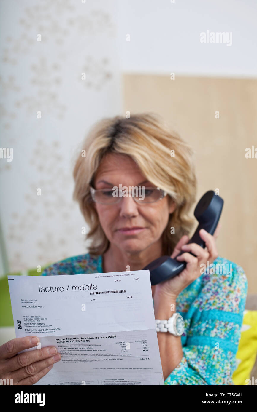 Women filling out forms hi-res stock photography and images - Alamy