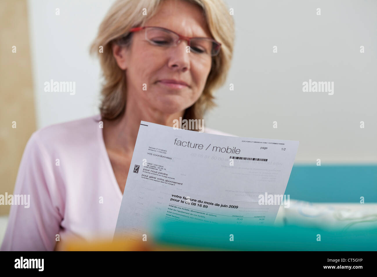 Women filling out forms hi-res stock photography and images - Alamy