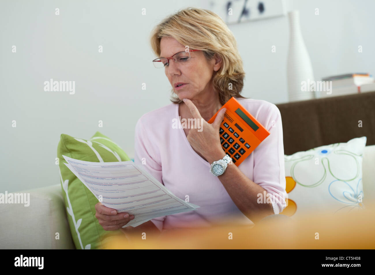 Women filling out forms hi-res stock photography and images - Alamy
