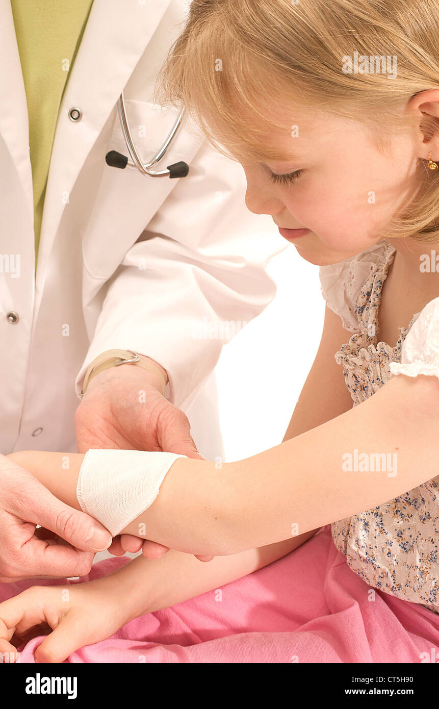 WOUND CARE, CHILD Stock Photo - Alamy