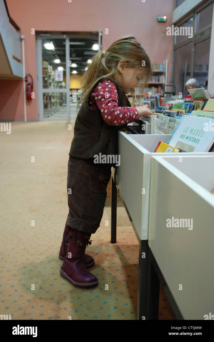 Library children activities hi-res stock photography and images - Alamy