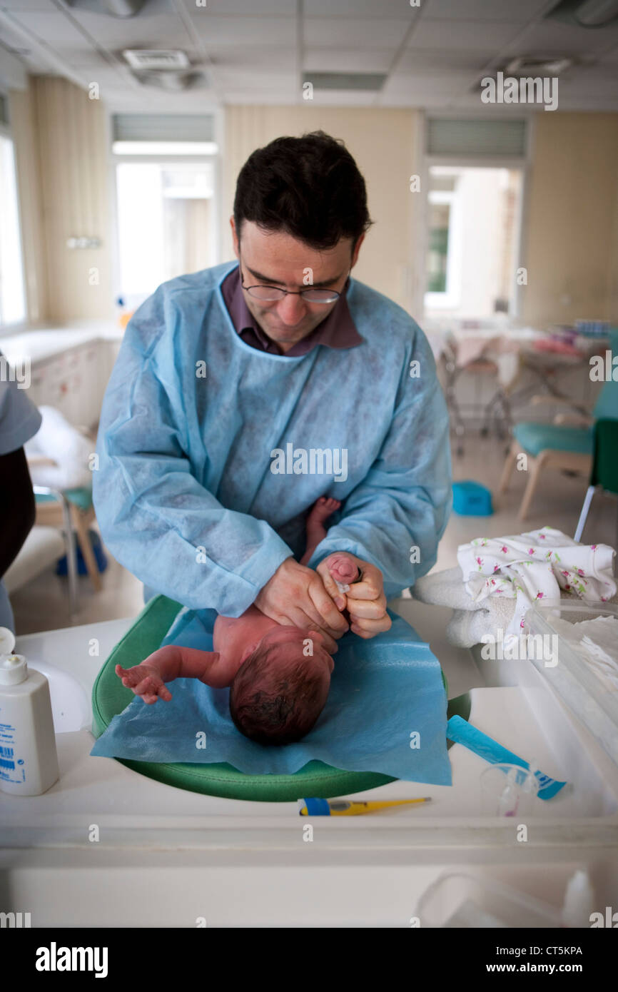 Baby being born hi-res stock photography and images - Alamy