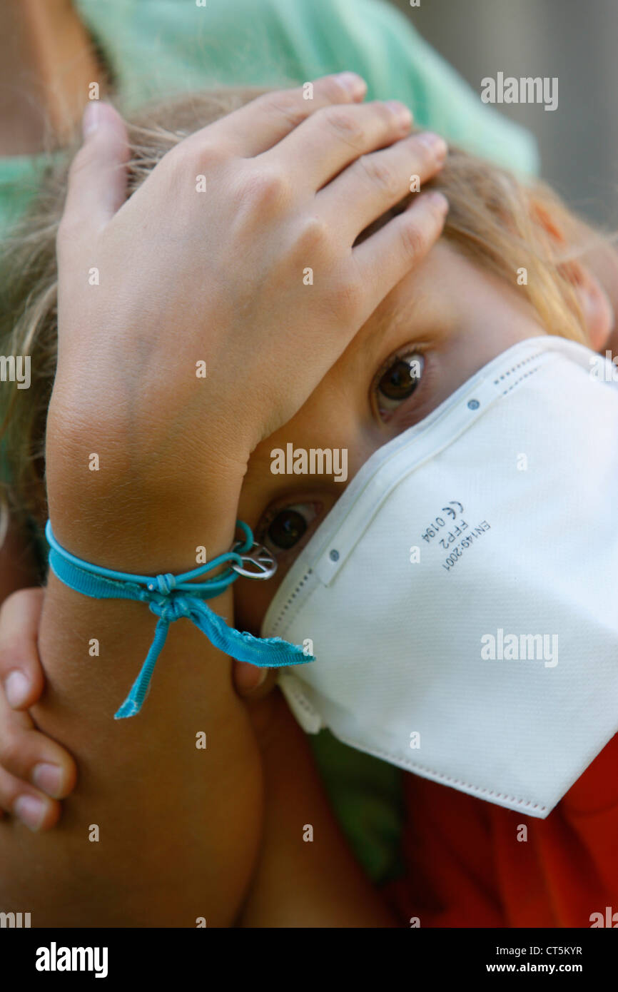 Girls swine flu mask hi-res stock photography and images - Alamy