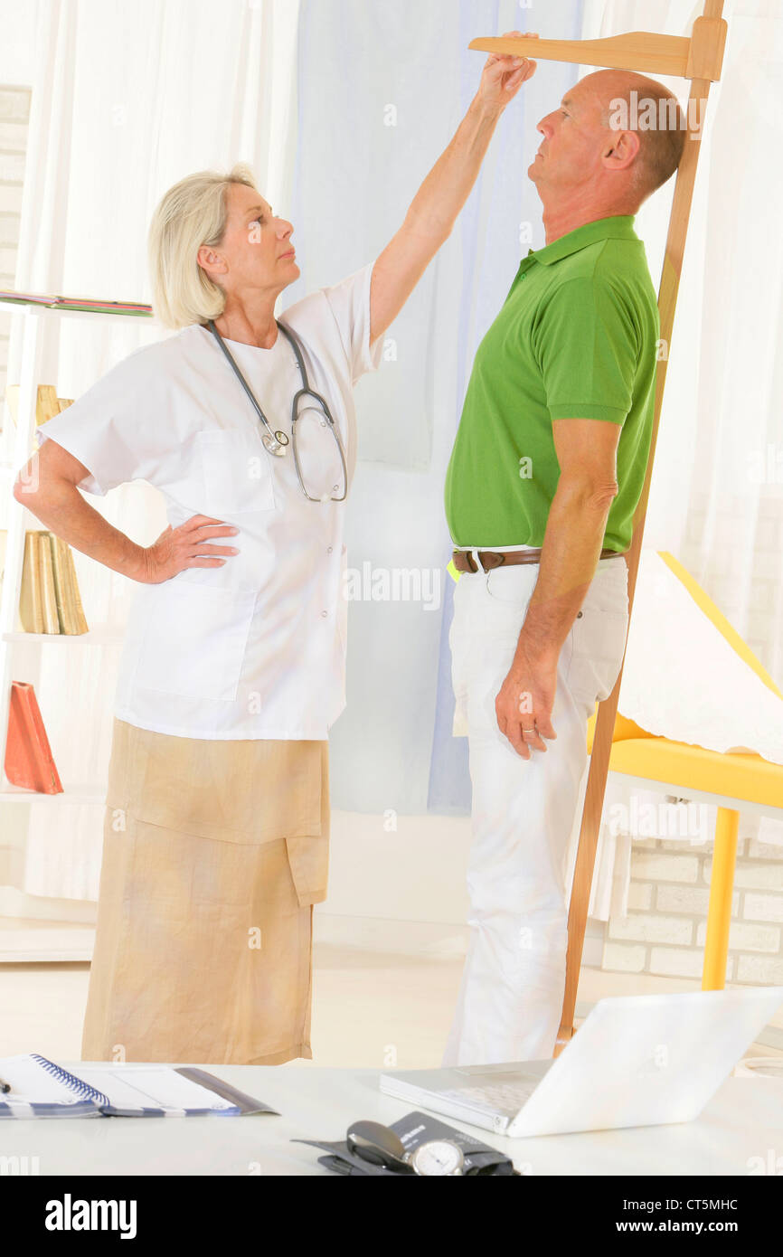 MEASURING HEIGHT, ELDERLY PERSON Stock Photo - Alamy
