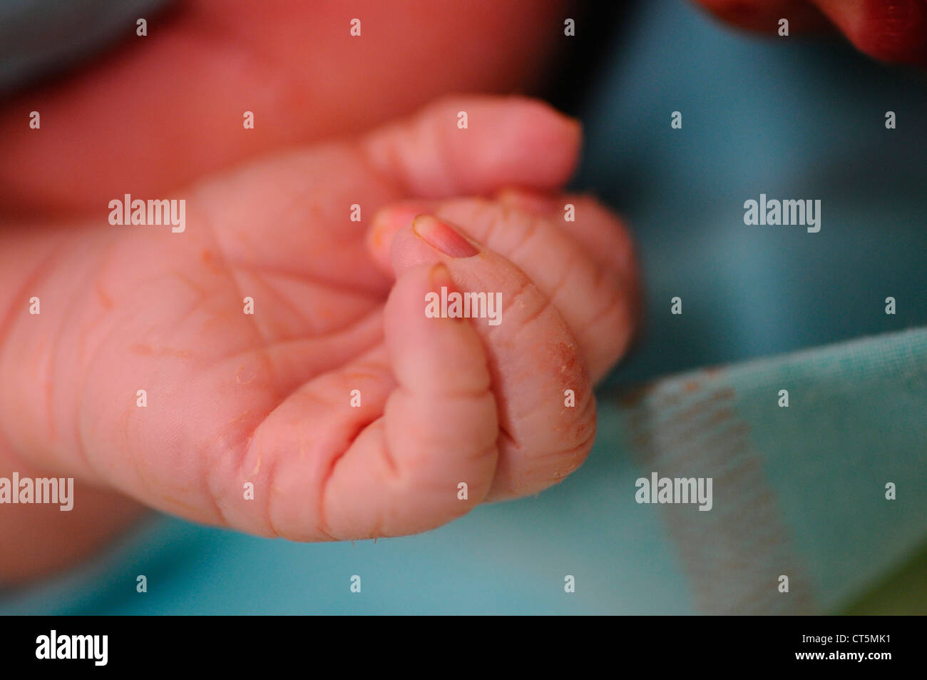 HAND OF NEWBORN BABY Stock Photo - Alamy