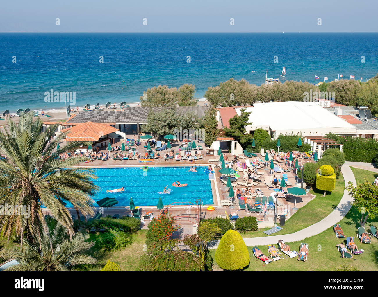 Busy swimming pool hi-res stock photography and images - Alamy