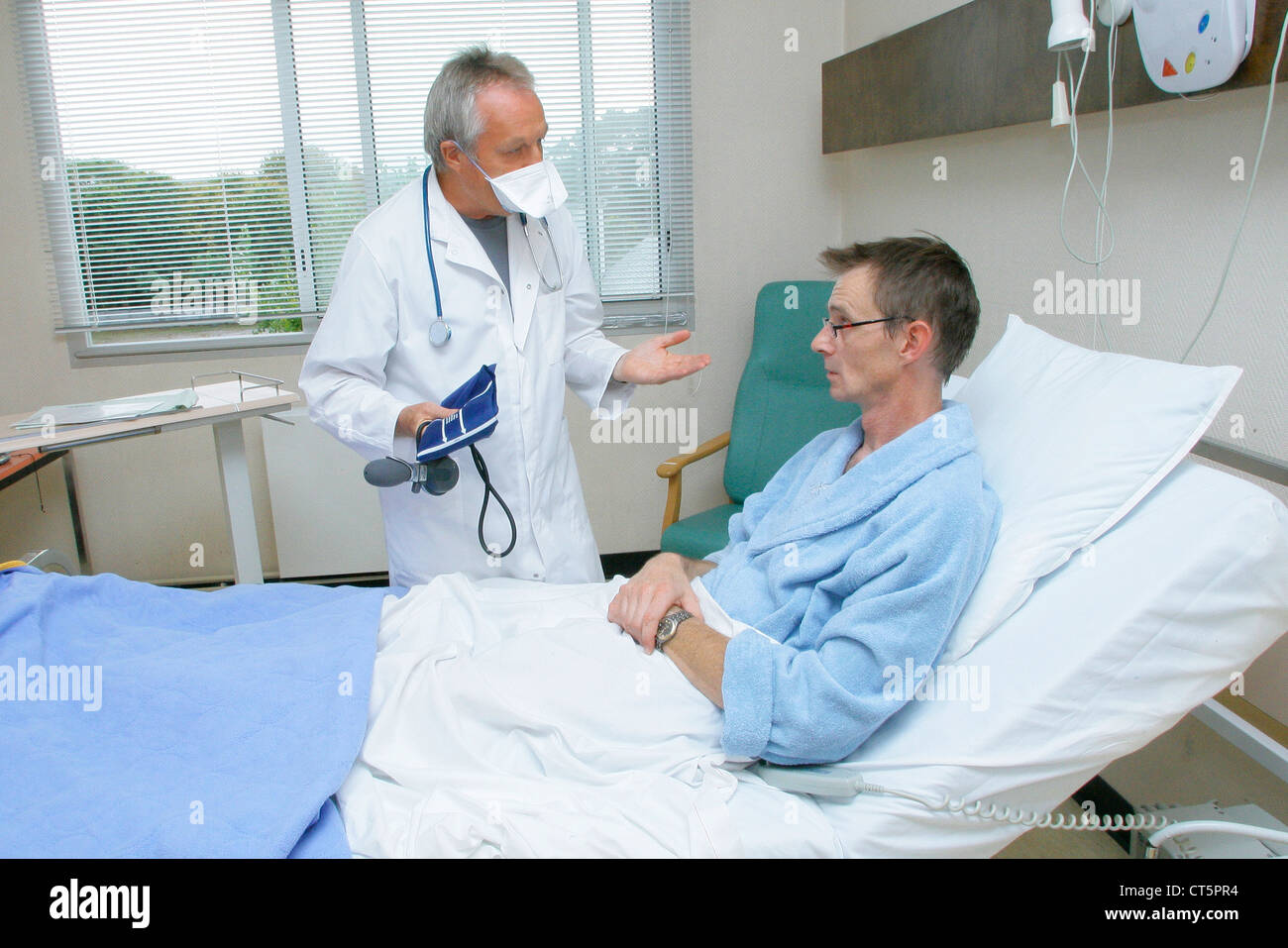 MAN HOSPITAL PATIENT W. DOCTOR Stock Photo - Alamy