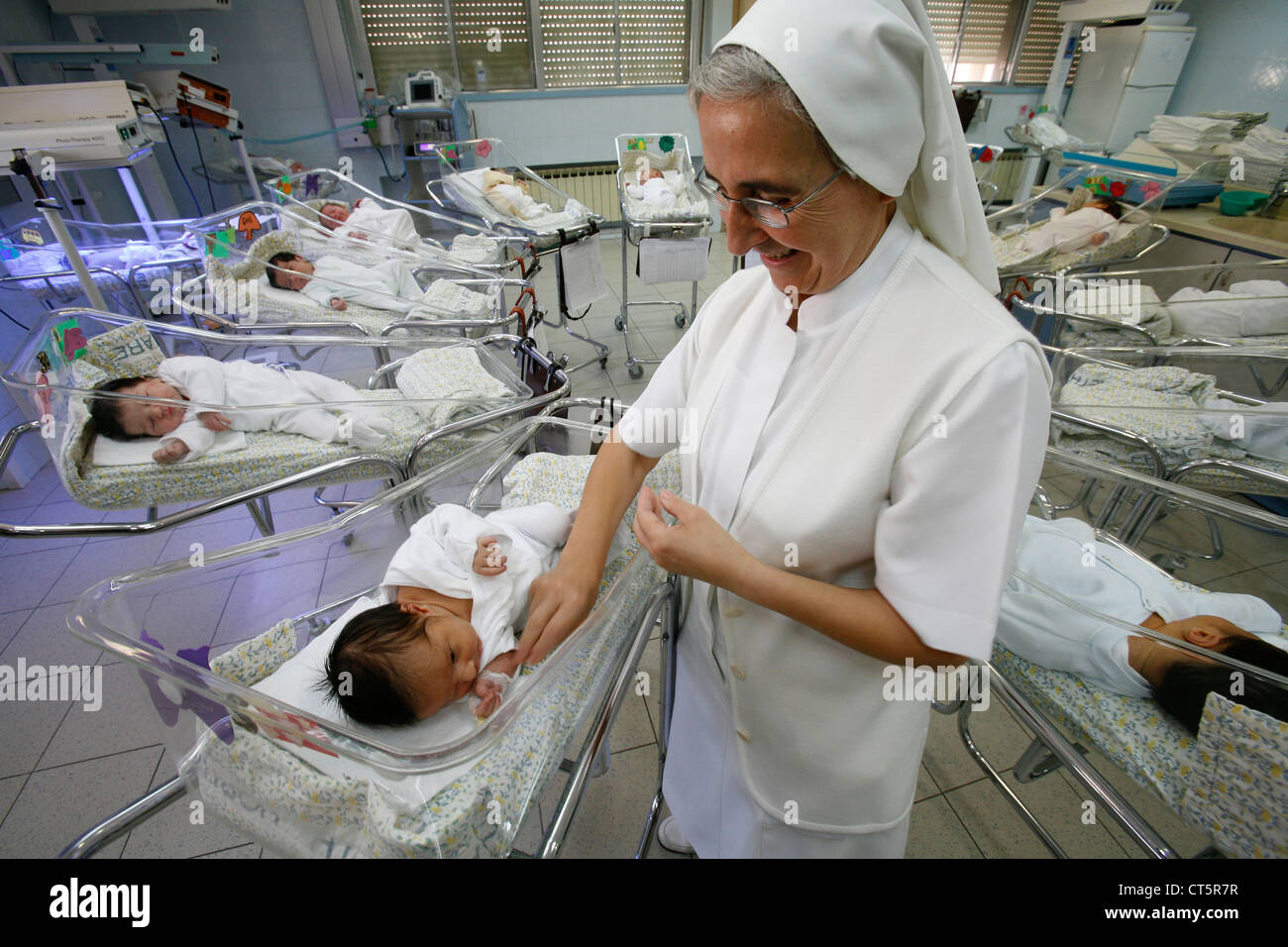 Nuns children hospital hi-res stock photography and images - Alamy