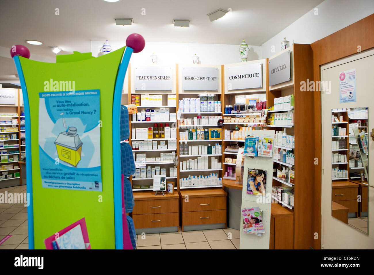 NON-PRESCRIPTION DRUG STORE Stock Photo - Alamy