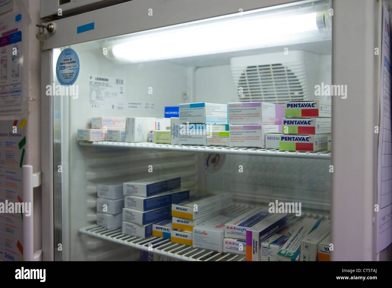 Vaccines fridge hi-res stock photography and images - Alamy