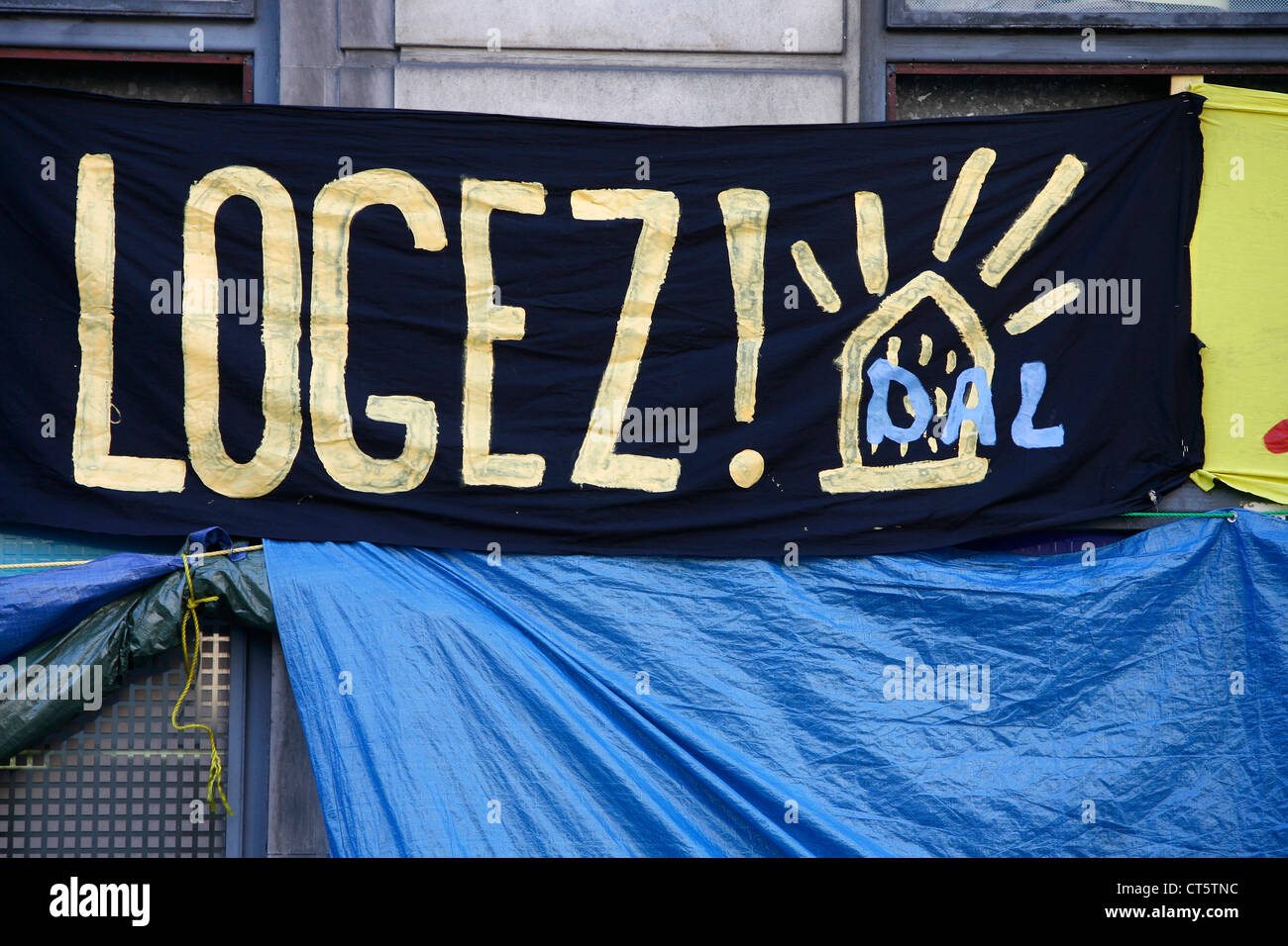 Poor housing paris hi-res stock photography and images - Alamy