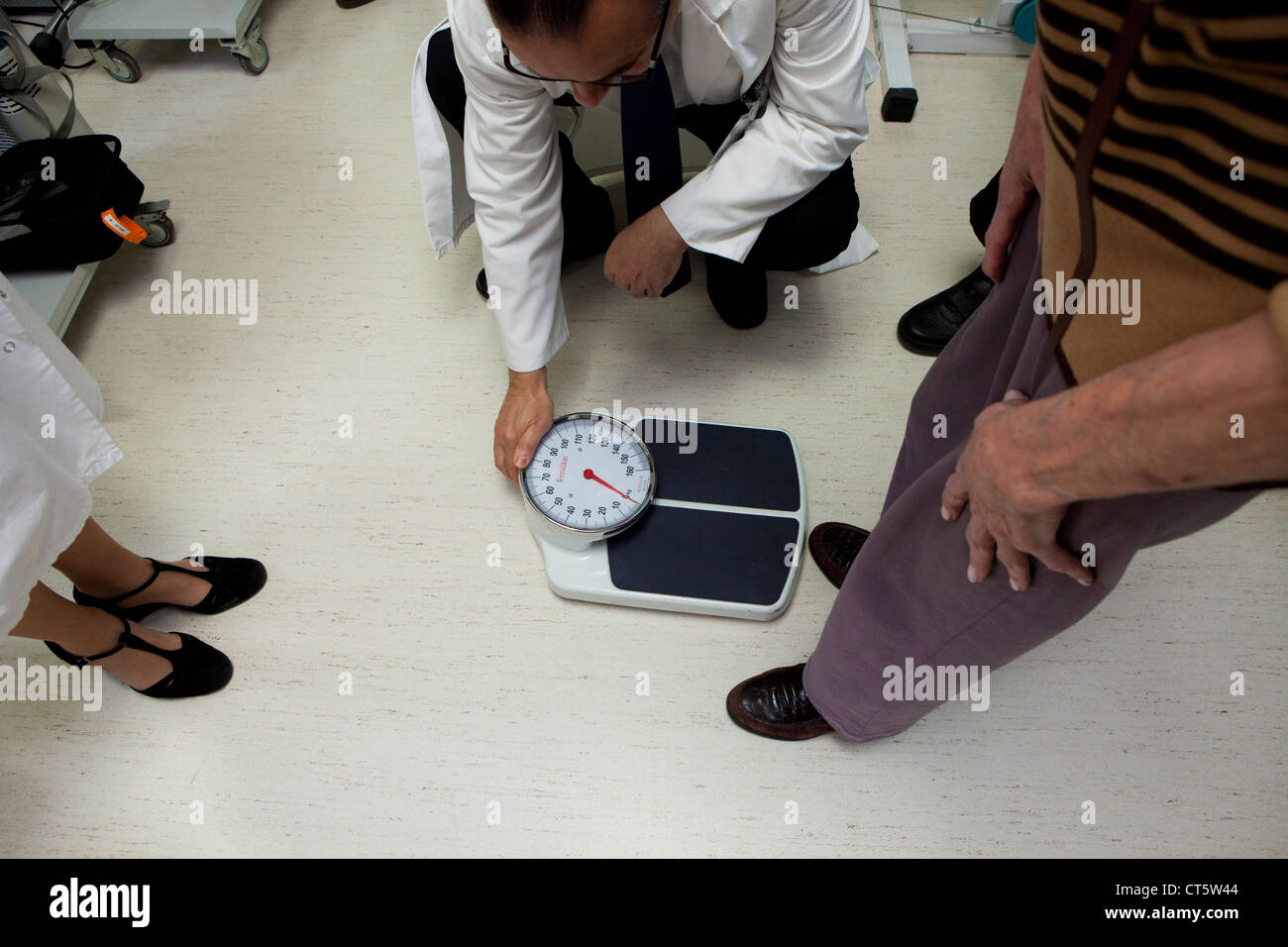 ELDERLY PERSON BEING WEIGHED Stock Photo - Alamy
