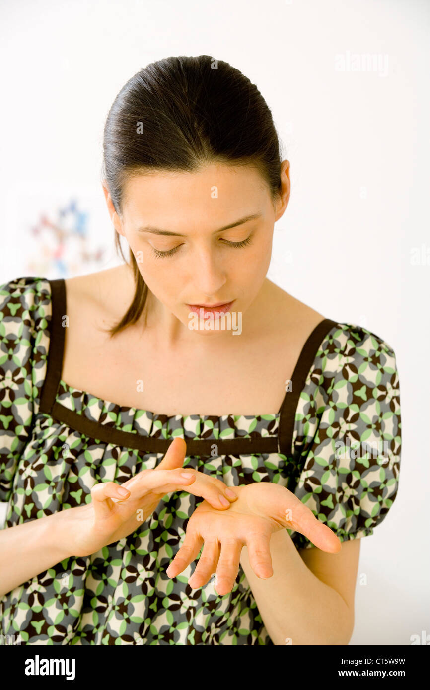 WOMAN WITH PAINFUL HAND Stock Photo - Alamy