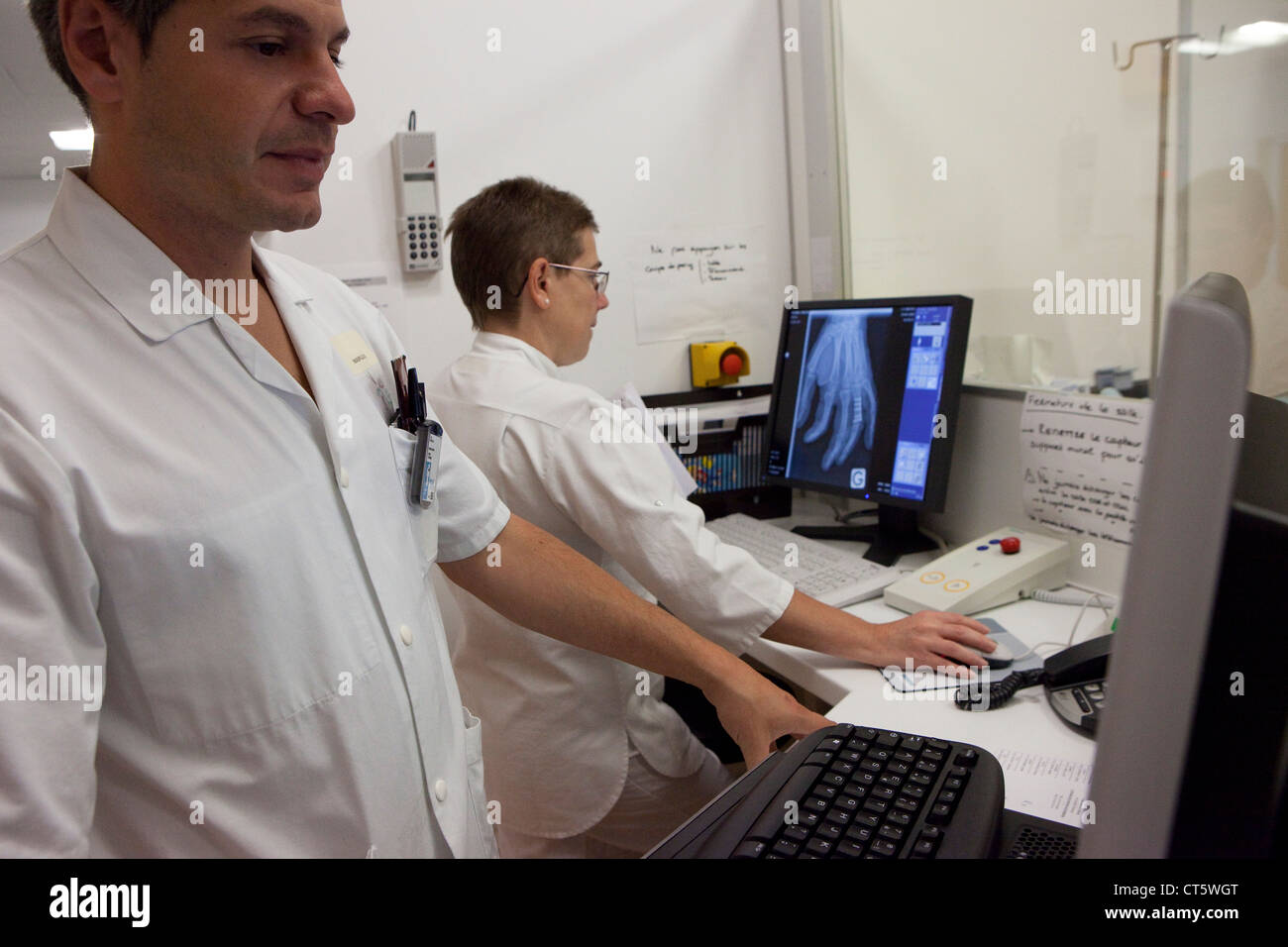 X ray screens hi-res stock photography and images - Alamy