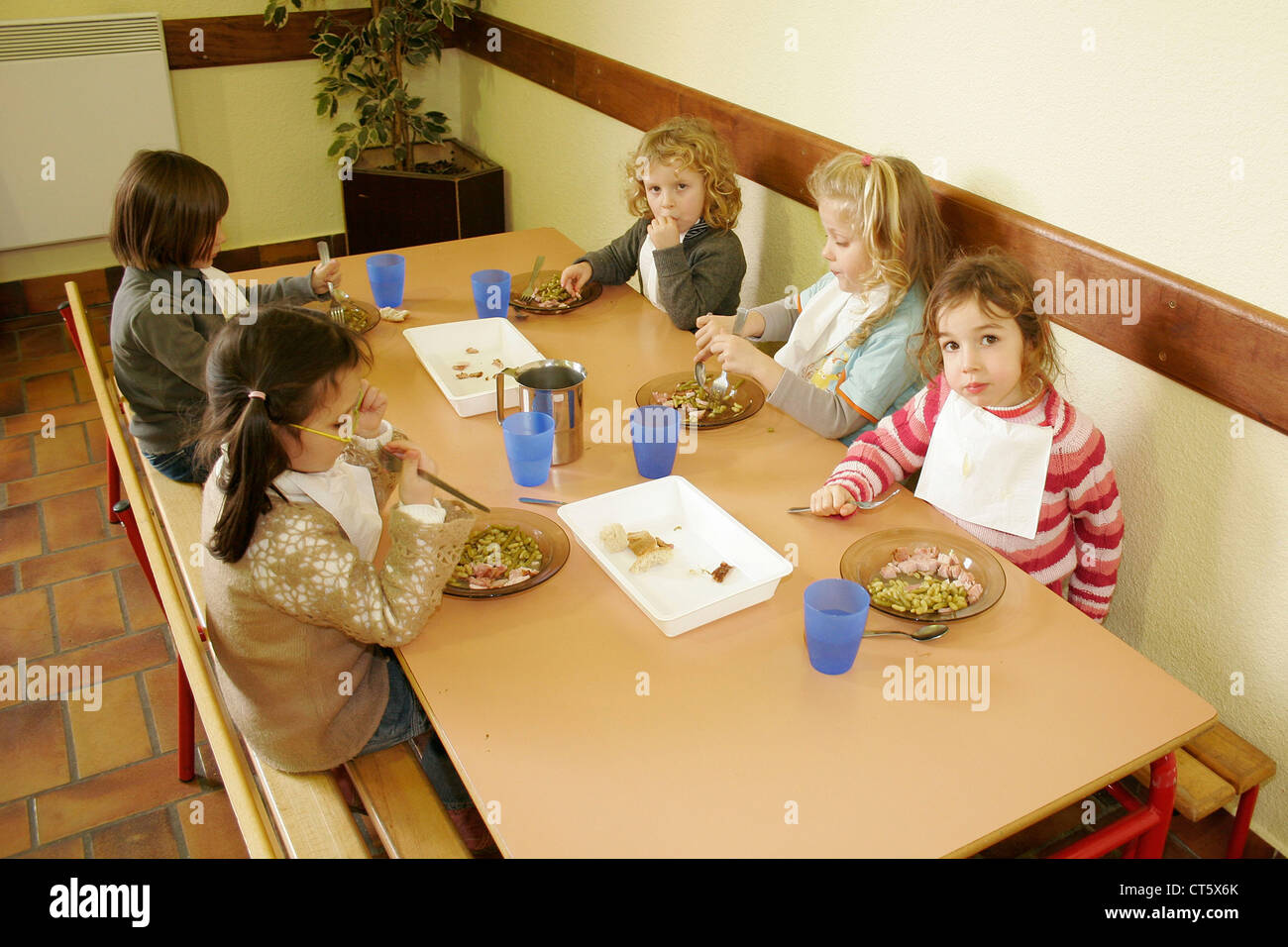 Food eat vegetables childlike hi-res stock photography and images - Alamy