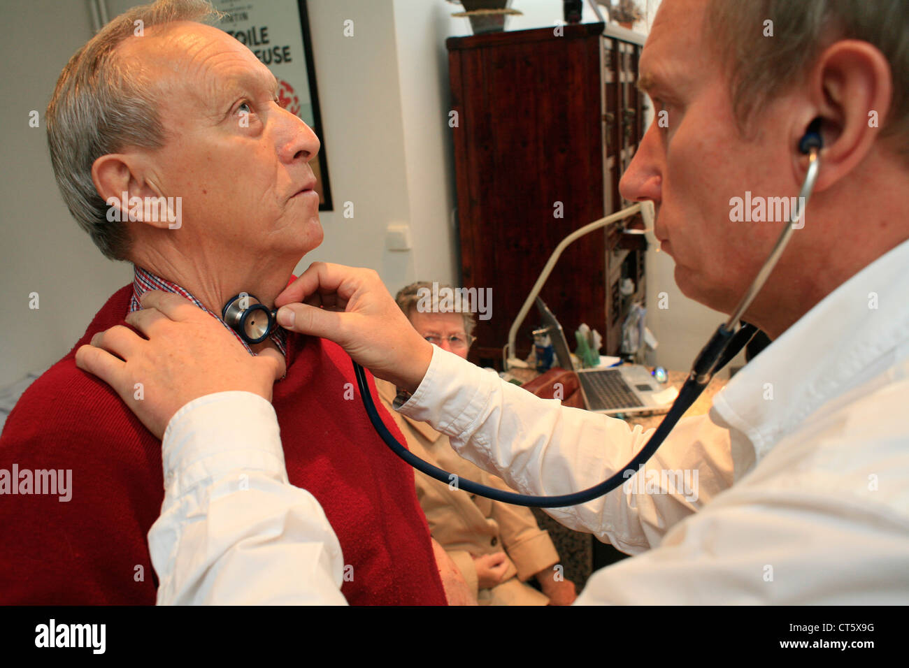 Taking pulse neck hi-res stock photography and images - Alamy