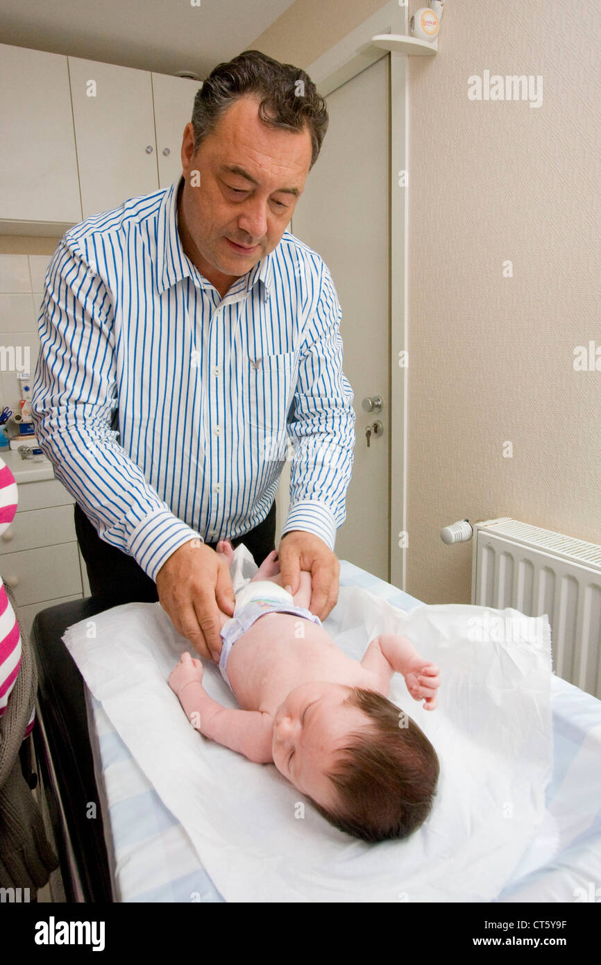 Hip examination newborn hi-res stock photography and images - Alamy