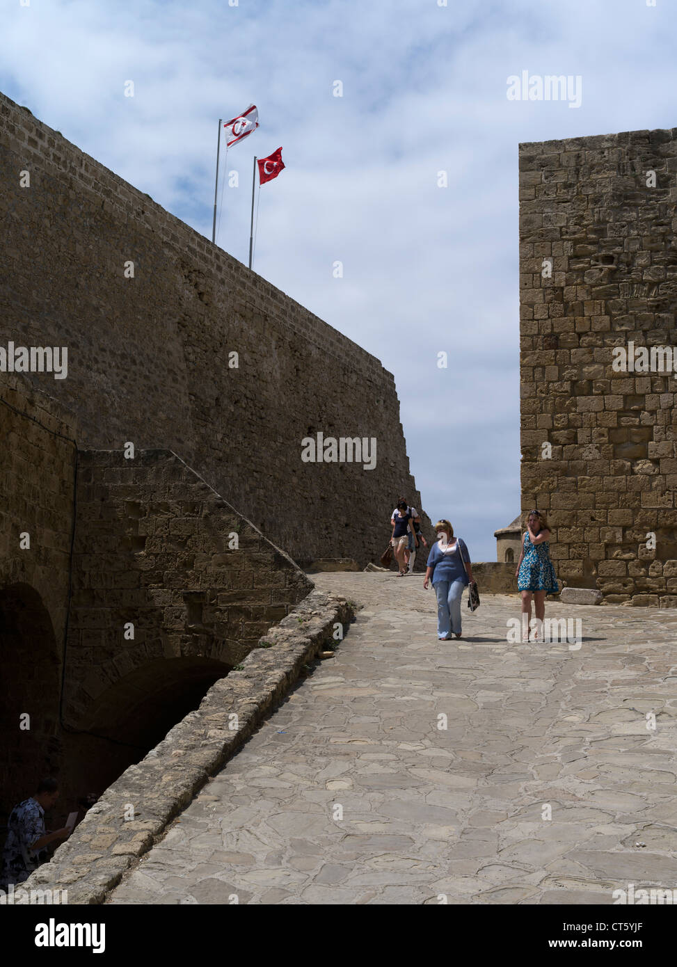 Inside of castle walls hi-res stock photography and images - Alamy