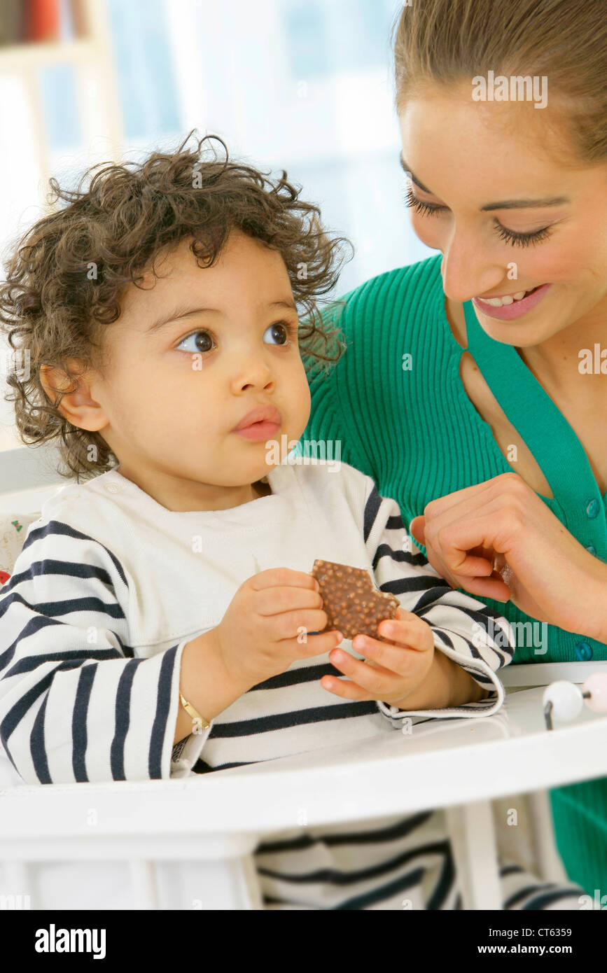 Children mum food snack hi-res stock photography and images - Alamy