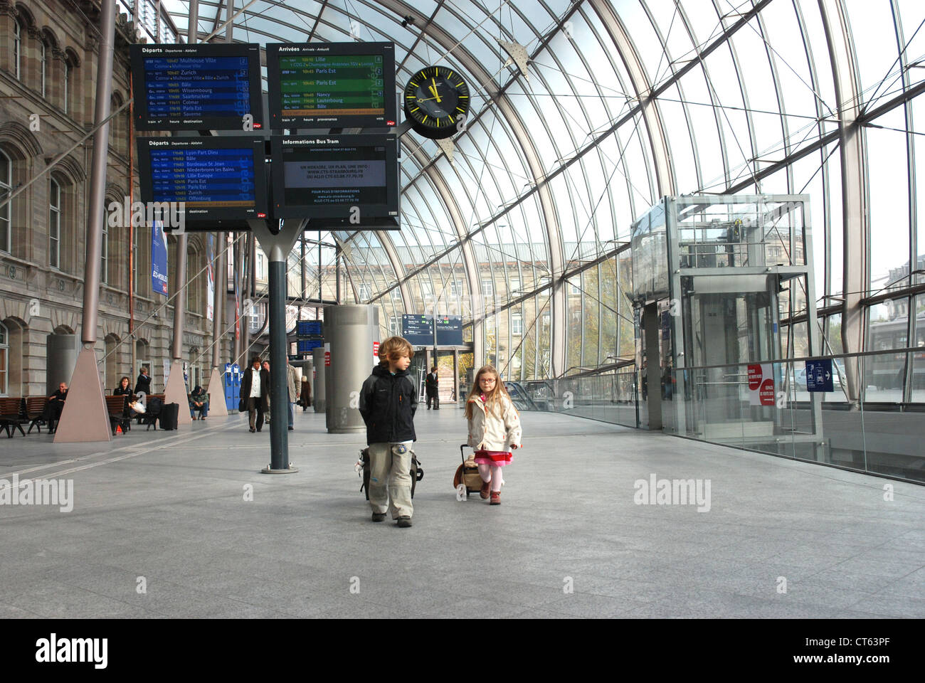 PASSENGER IN A RAILROAD STATION Stock Photo - Alamy