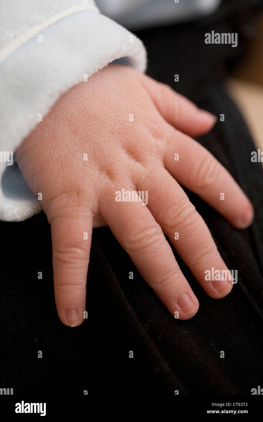 HAND OF NEWBORN BABY Stock Photo - Alamy