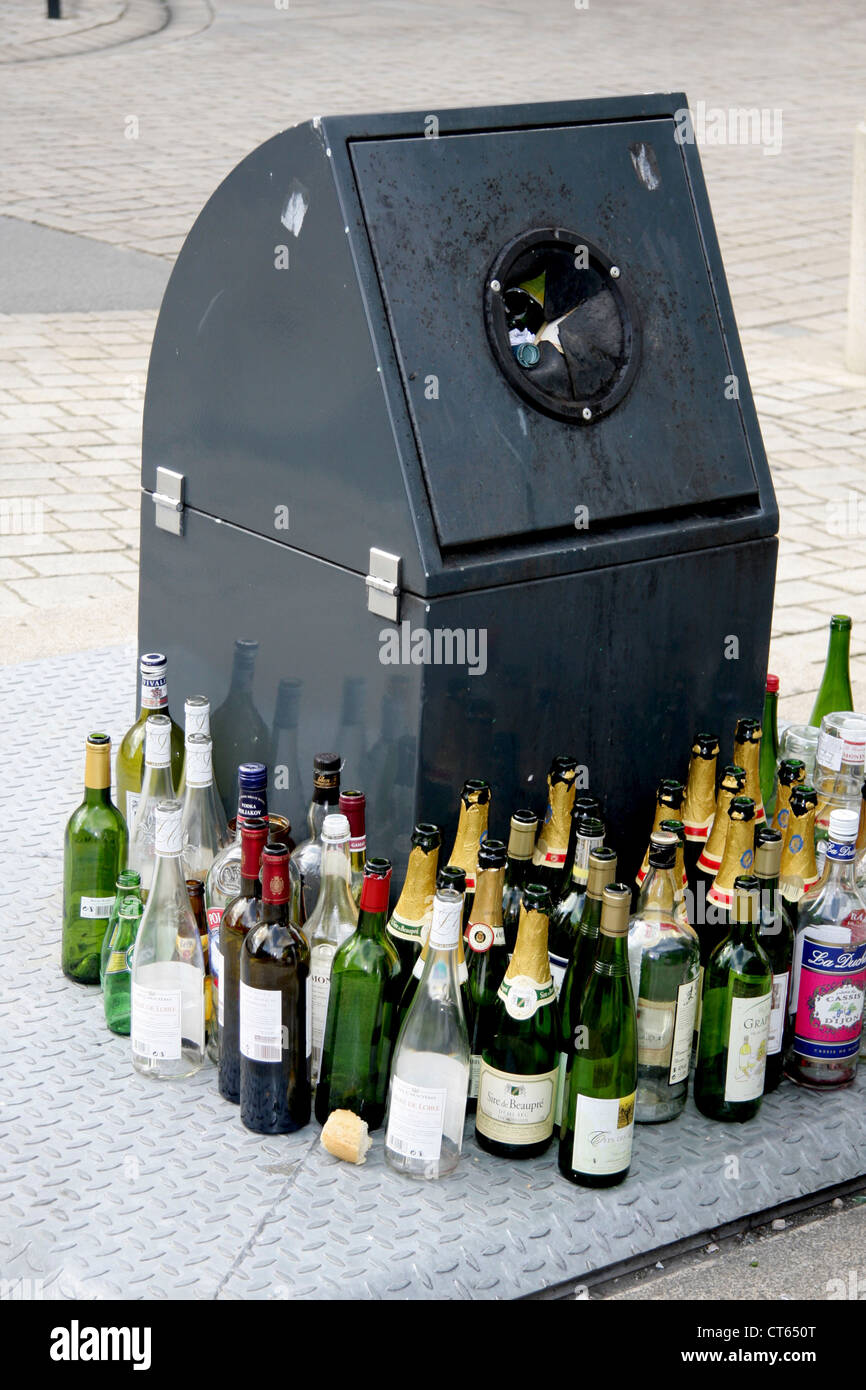 Trash can collection hi-res stock photography and images - Alamy