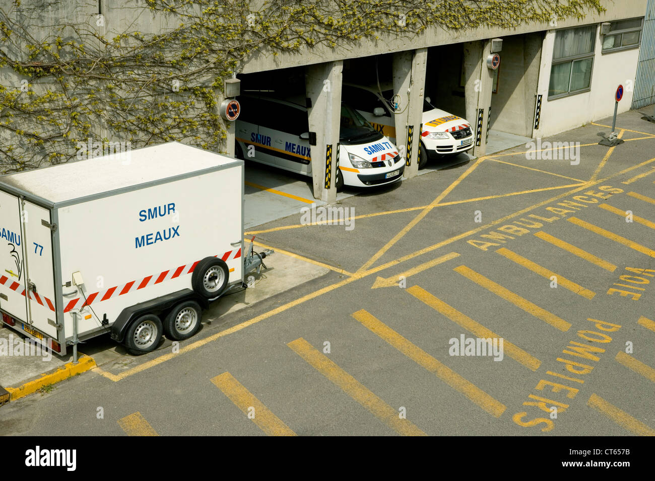 Emergency vehicles parking hi-res stock photography and images - Alamy
