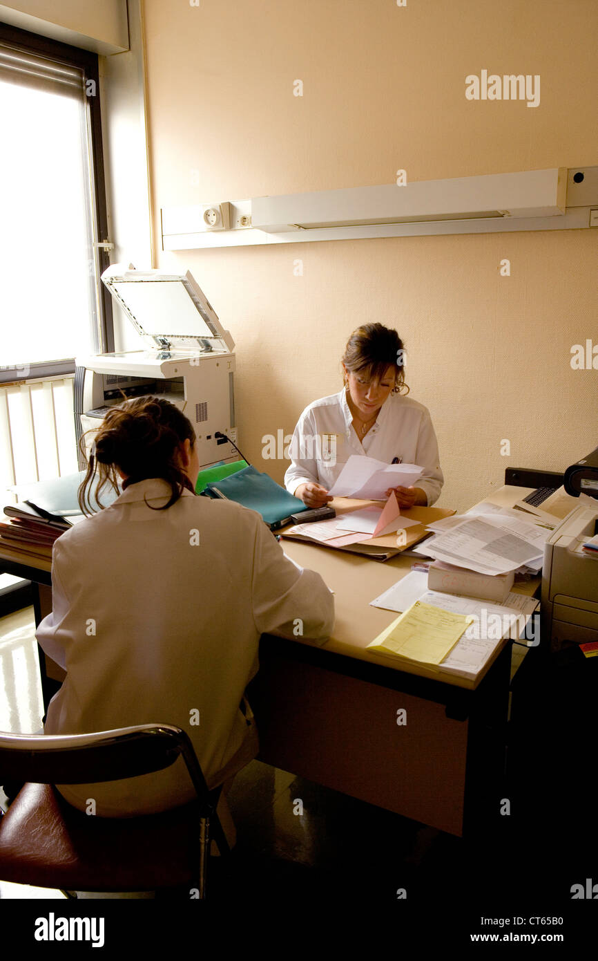 Two nurses talking hi-res stock photography and images - Alamy