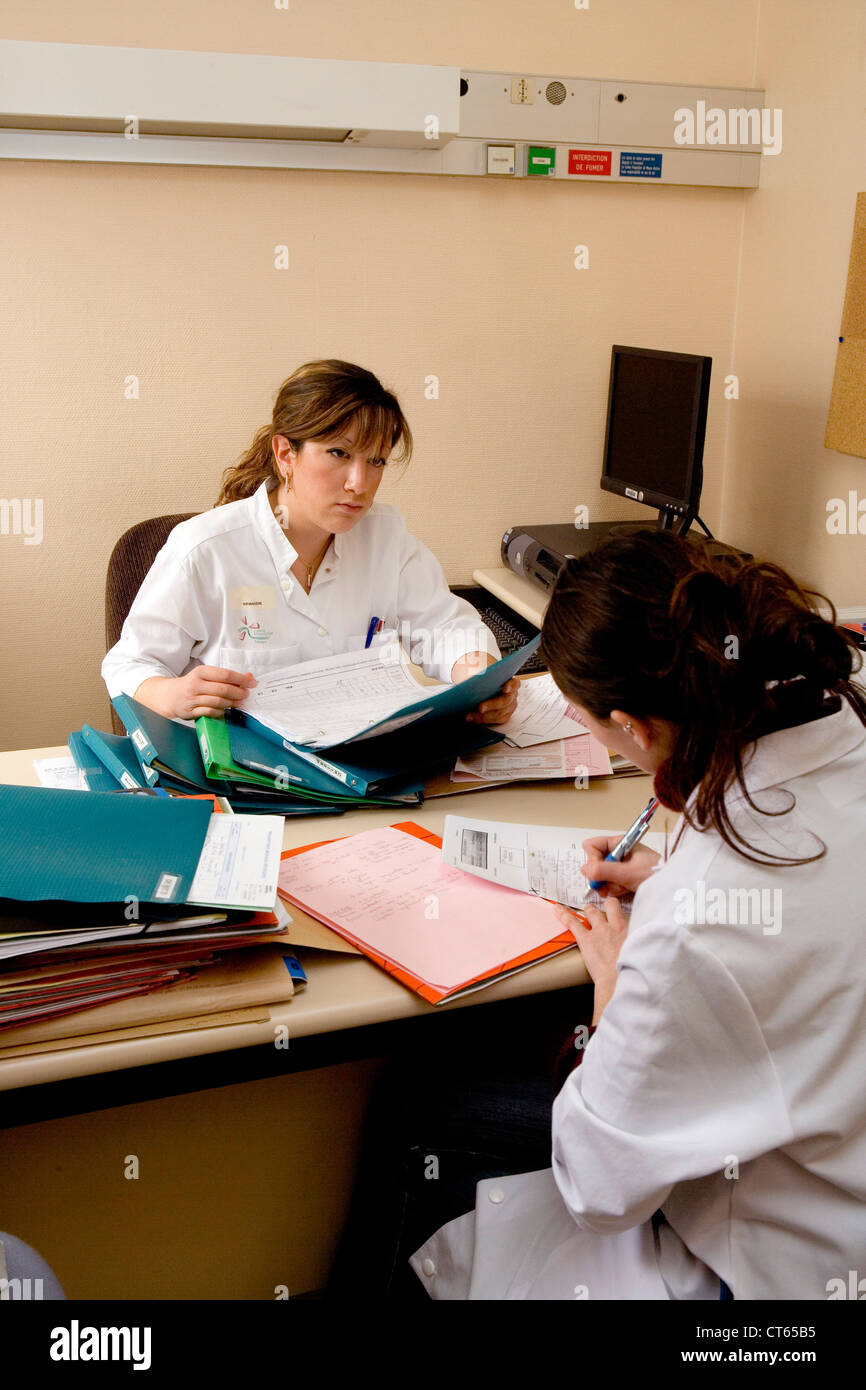Two nurses talking hi-res stock photography and images - Alamy