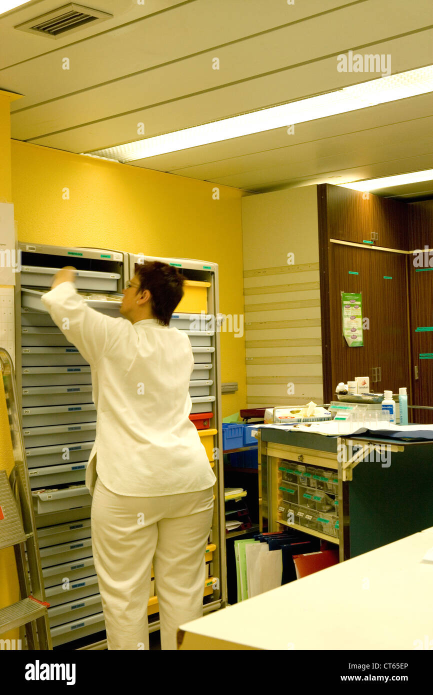 NURSE DISPENSING DRUGS Stock Photo - Alamy
