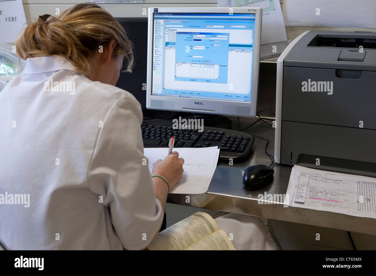 Hospital computer hi-res stock photography and images - Alamy