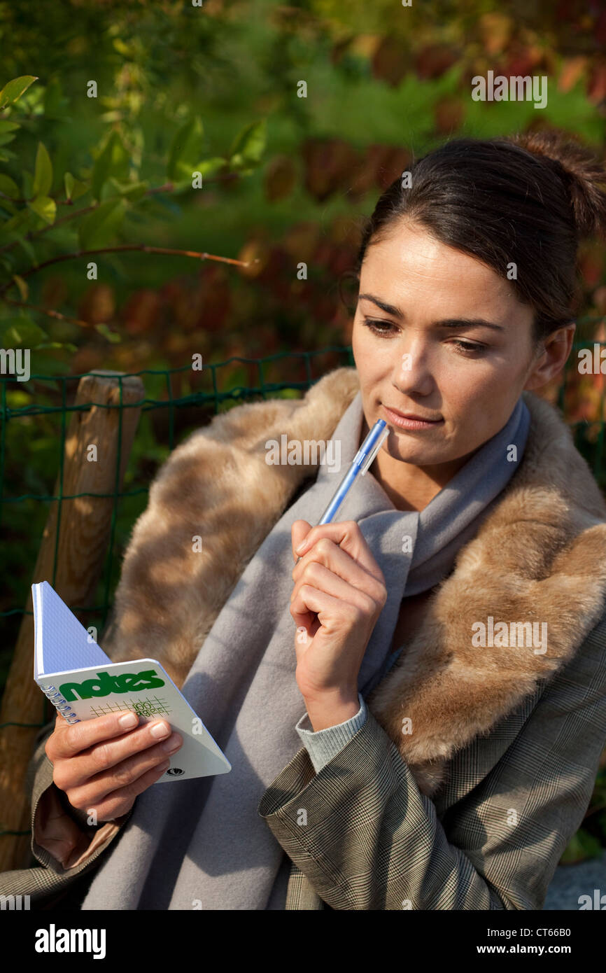 Women write note outdoor hi-res stock photography and images - Alamy