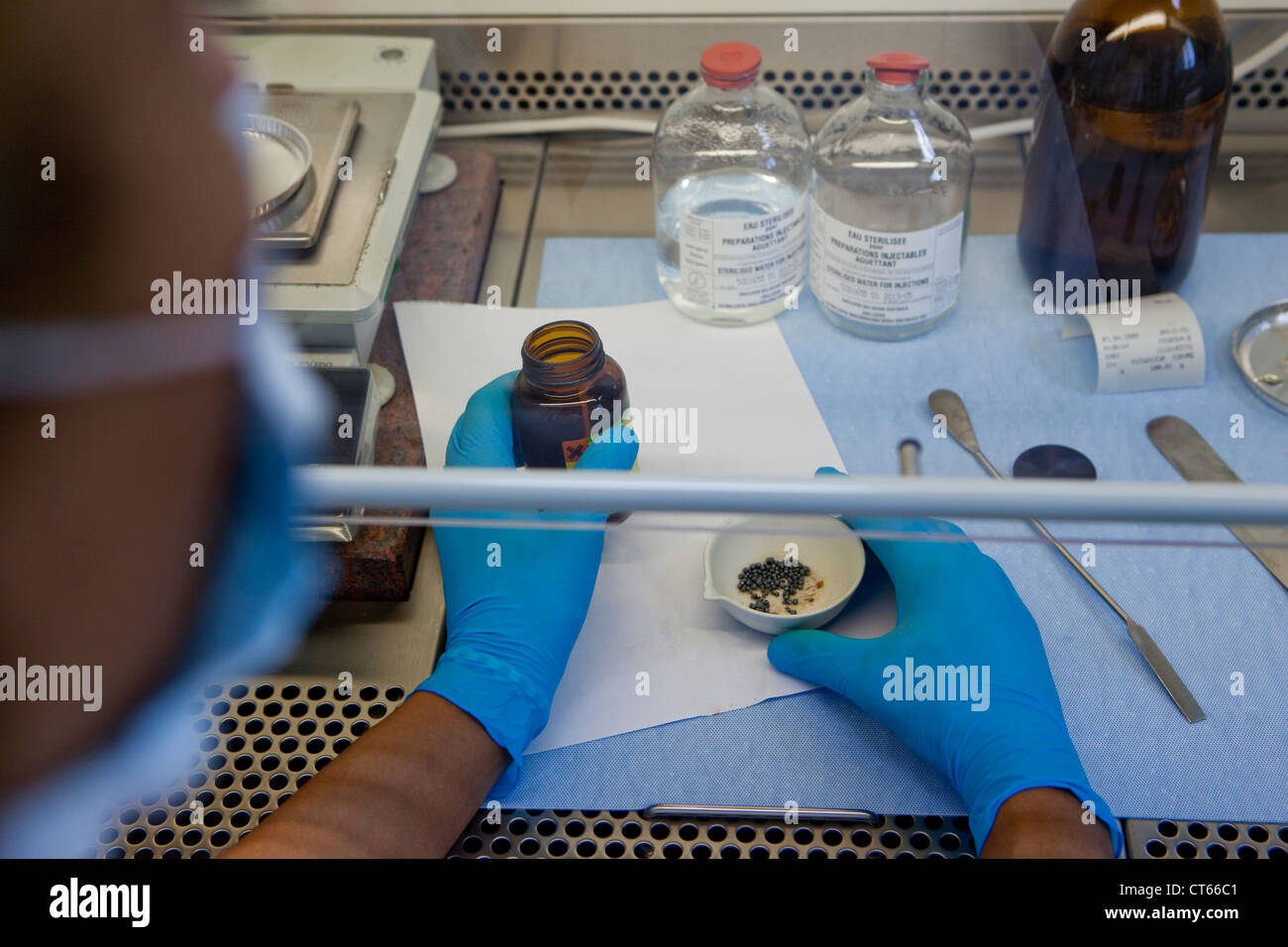 Iodine crystal structure hi-res stock photography and images - Alamy