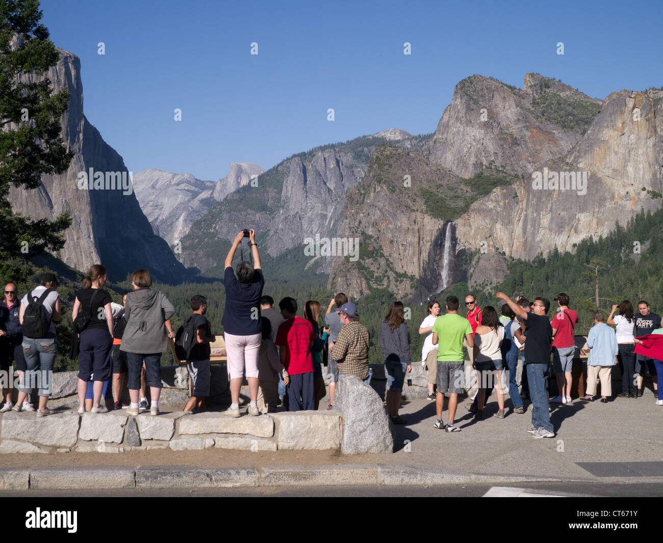 Group of tourists at Tunnel View viewpoint in Yosemite National Park ...