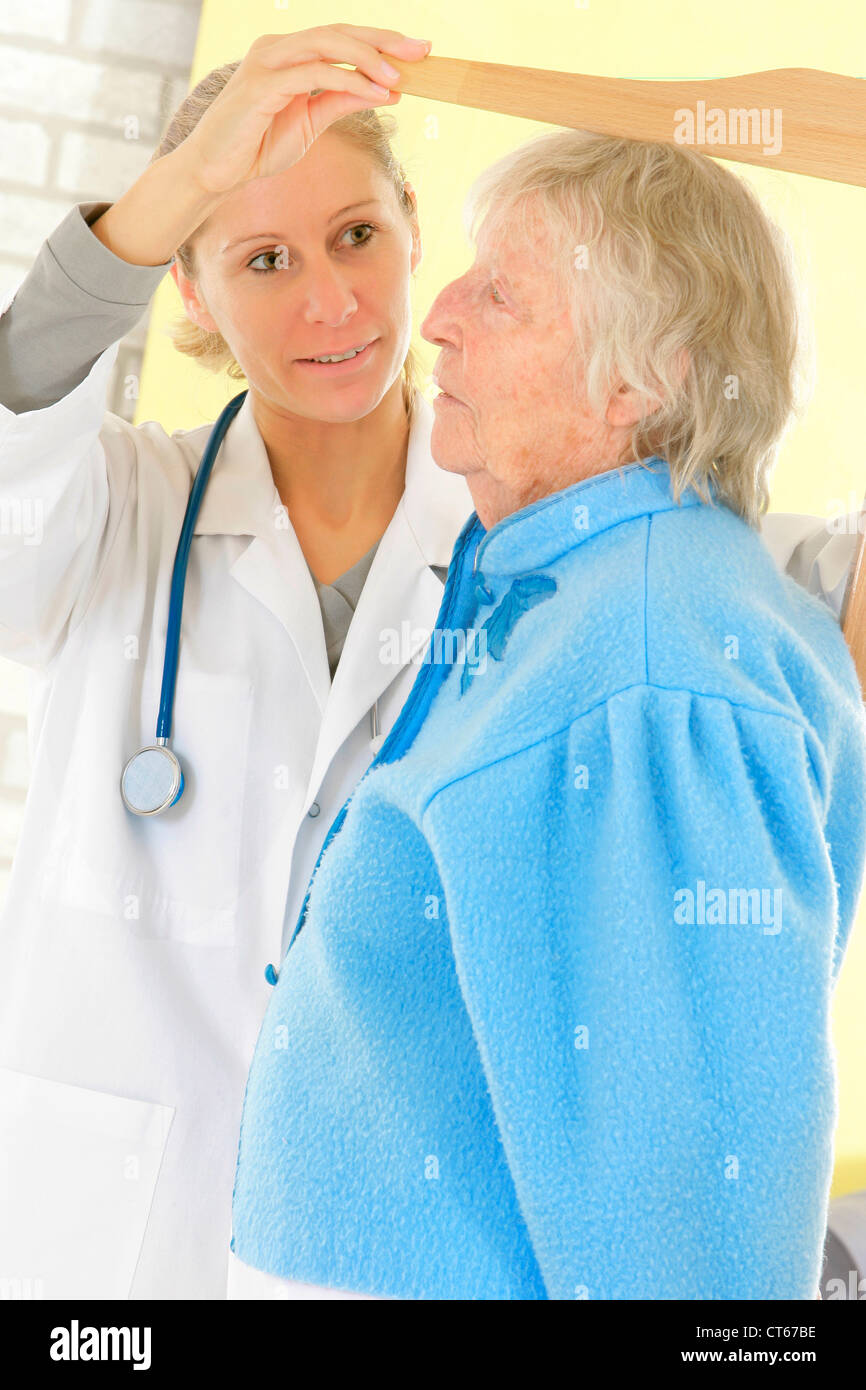 MEASURING HEIGHT, ELDERLY PERSON Stock Photo - Alamy