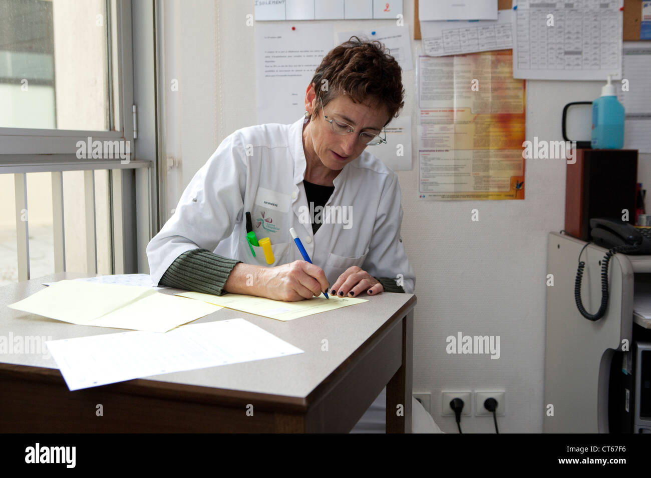 Patients fill out medical hi-res stock photography and images - Alamy