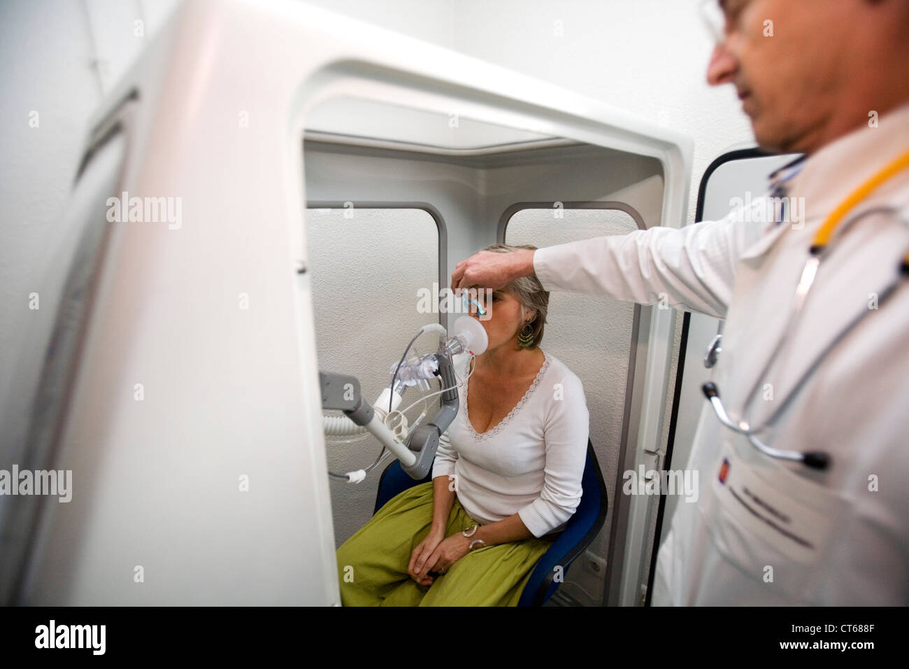 BREATHING, SPIROMETRY IN A WOMAN Stock Photo - Alamy