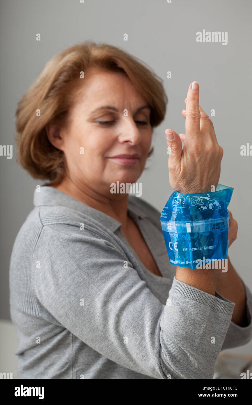 COLD THERAPY ELDERLY PERSON Stock Photo - Alamy