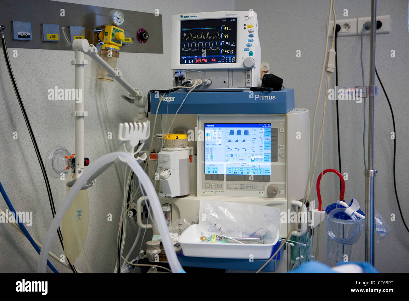 Device artificial respiration hi-res stock photography and images - Alamy