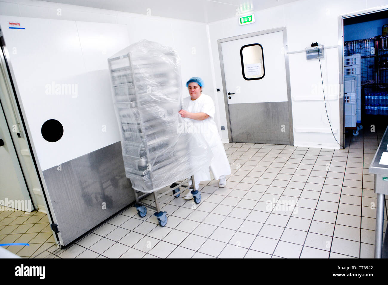 Kitchen staff preparation hospital hi-res stock photography and images ...