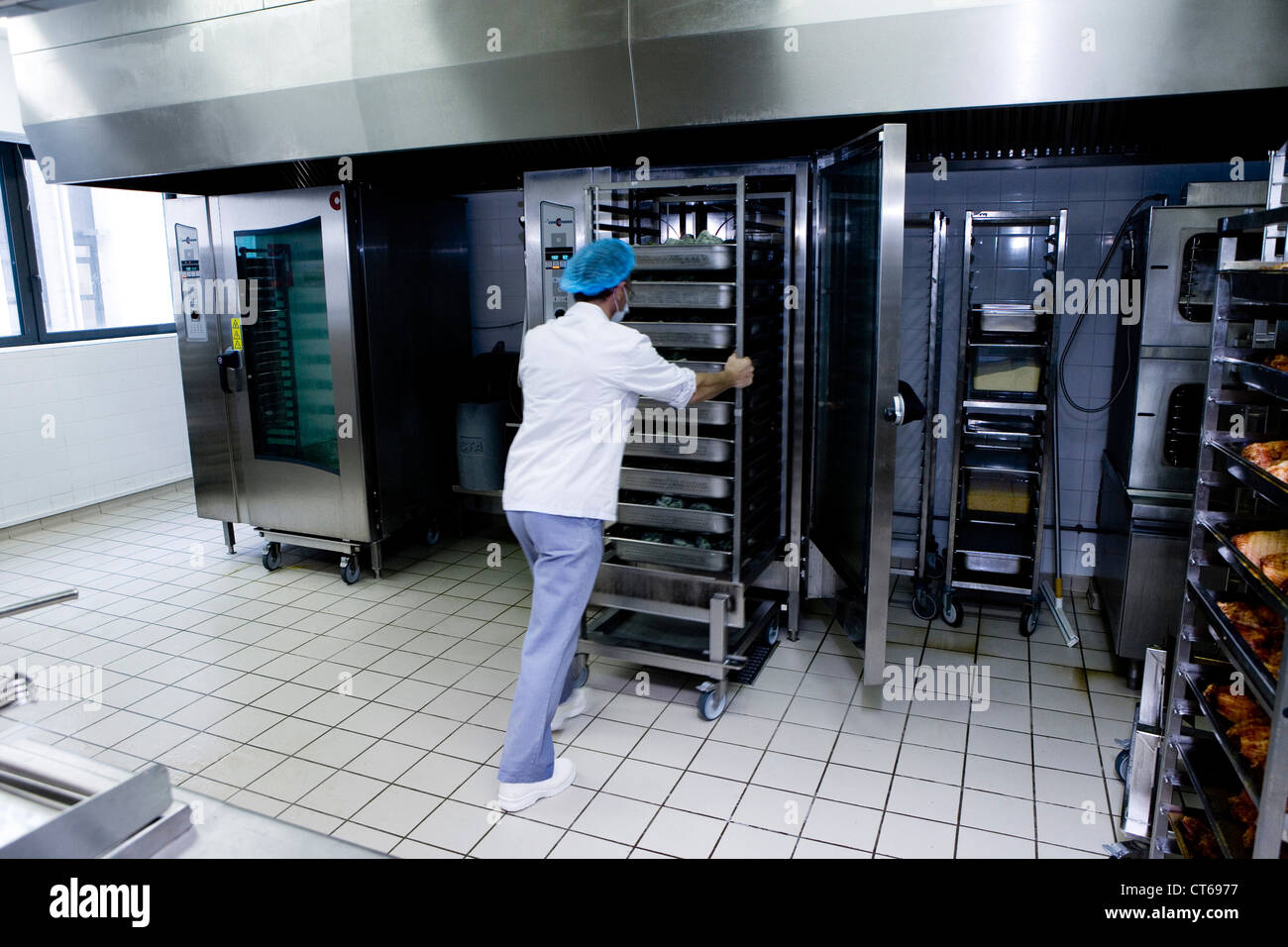 Kitchen staff preparation hospital hi-res stock photography and images ...