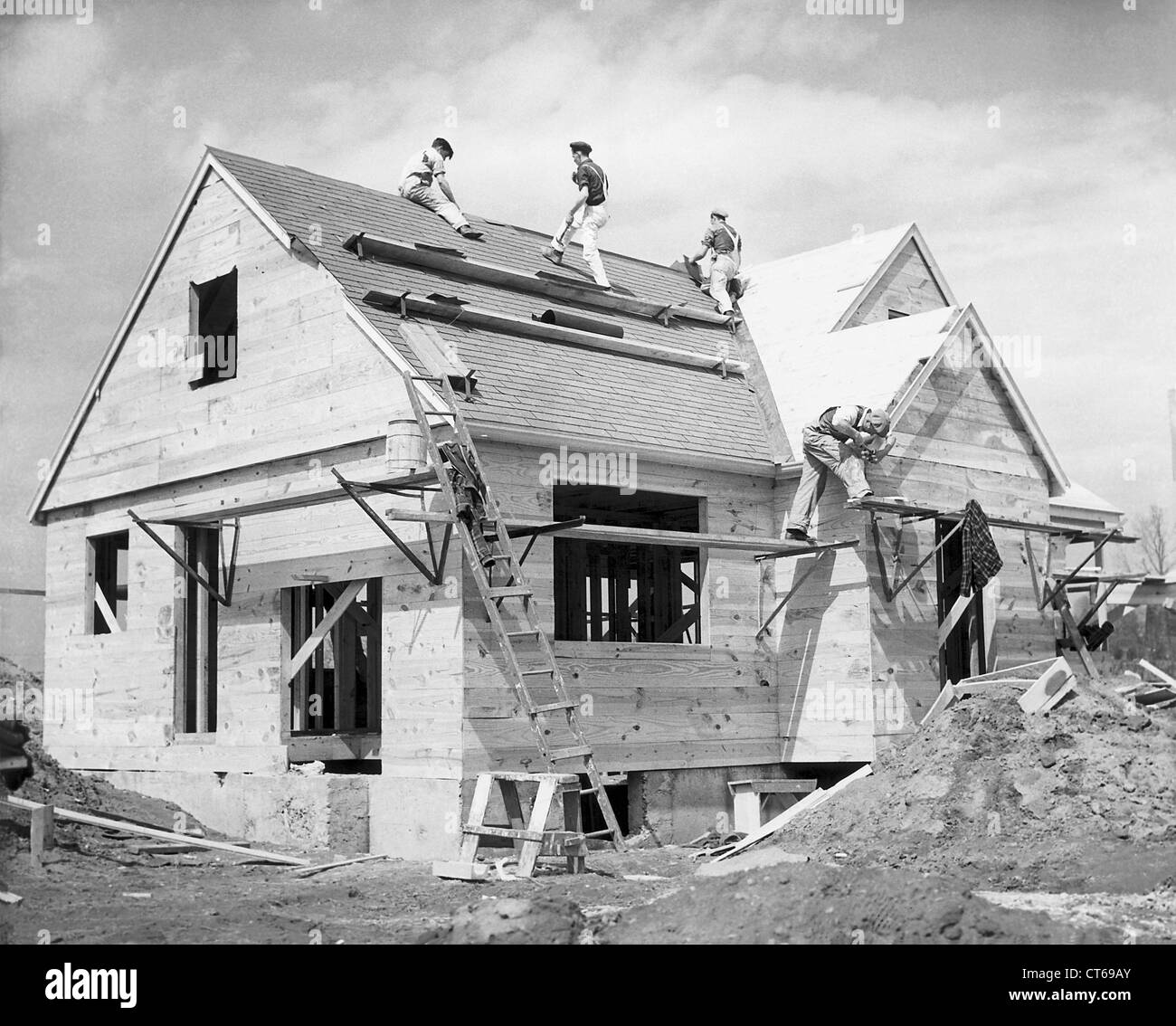 Construction workers building house Stock Photo - Alamy
