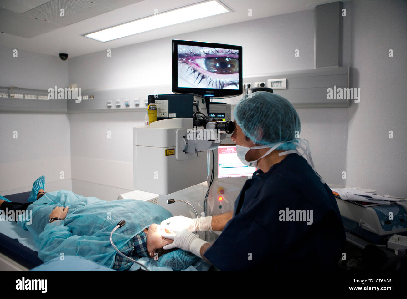 Lady laser eye surgery hi-res stock photography and images - Alamy
