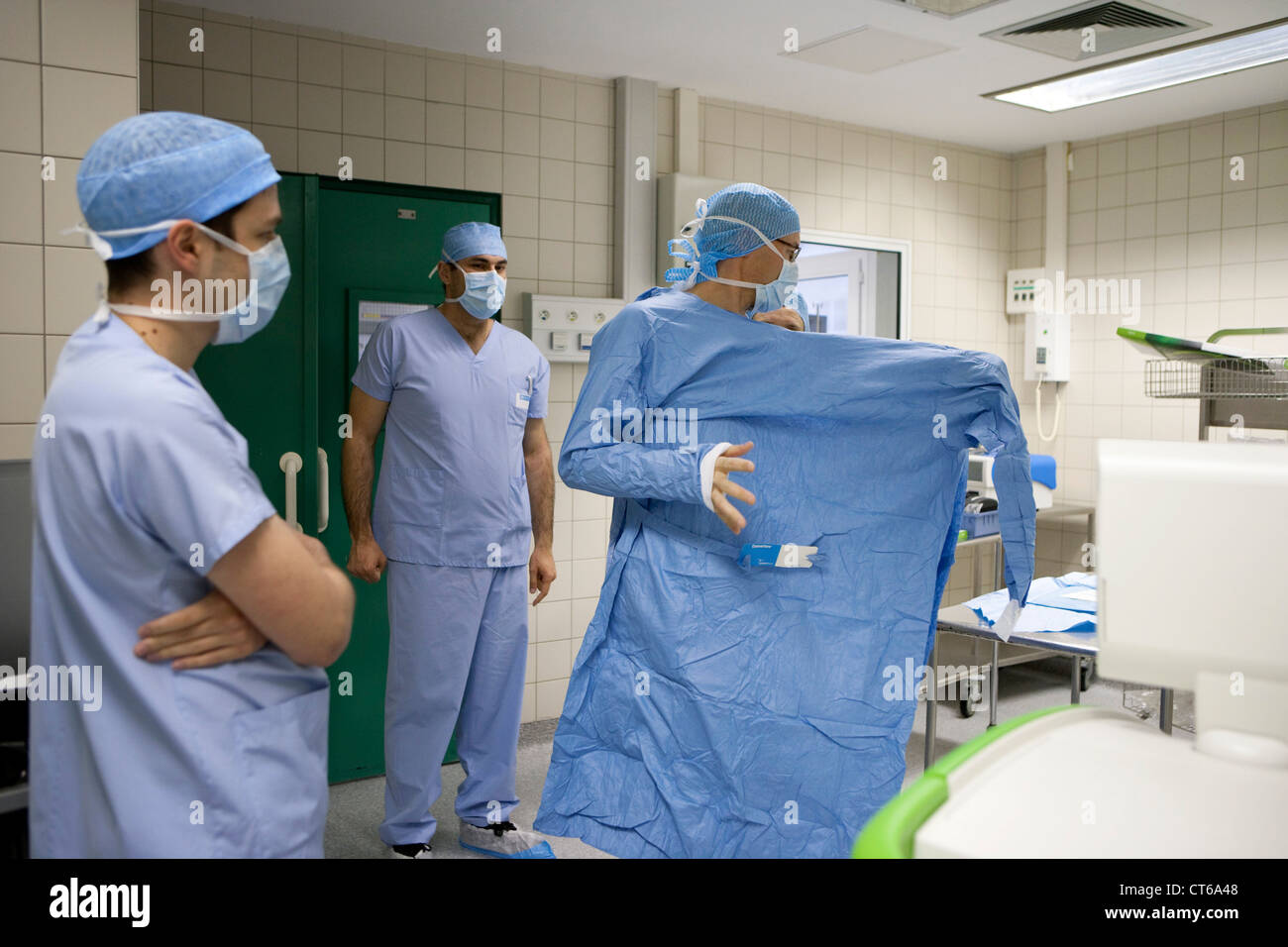 Hospital staff operating theatre prepare hi-res stock photography and ...